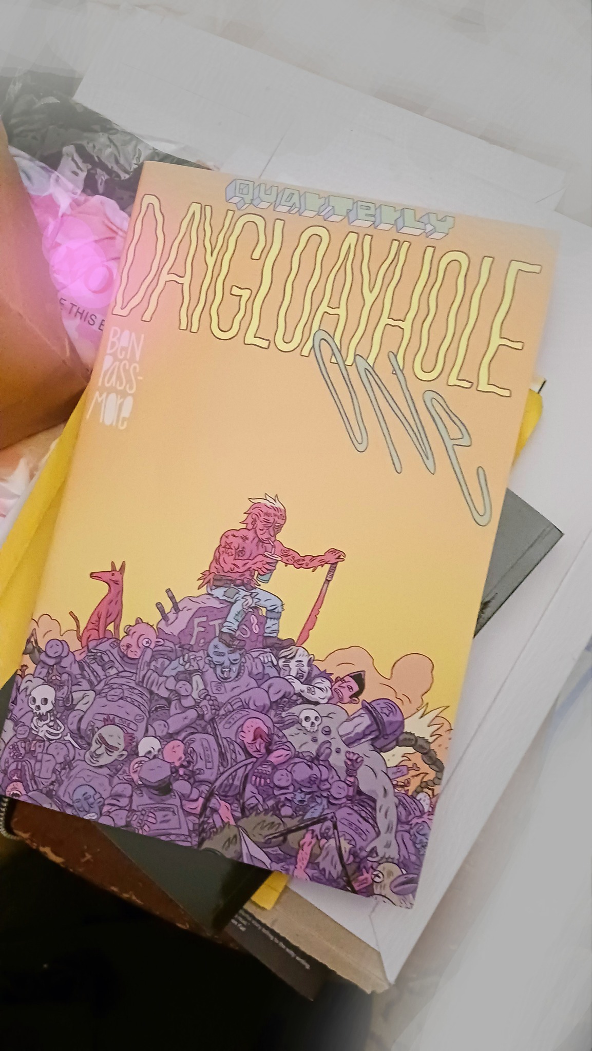 DAYGLOAYHOLE #1 by Ben Passmore – BlackRaven Book Review – Cannonball ...